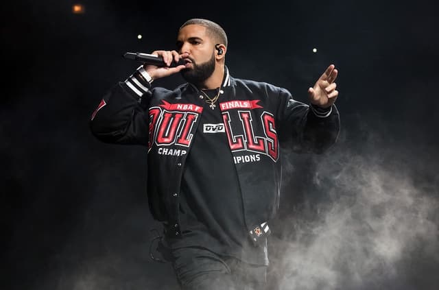 Lors d’un concert, Drake offre 50.000 dollars à un fan | IciBillet
